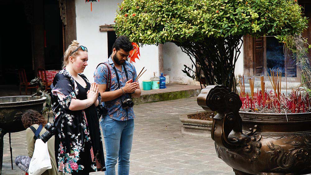 Do's and Don'ts Rules of Visiting Temples in Vietnam