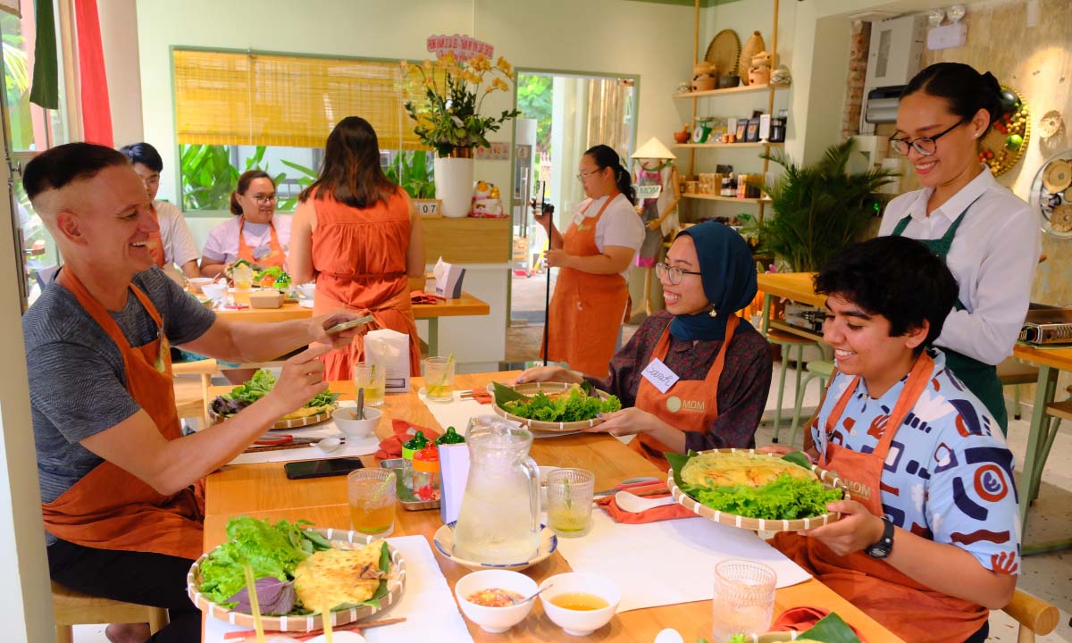Foreigners learn to make bánh xèo and bò lá lốt in Saigon